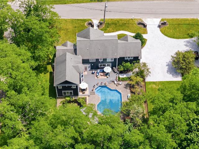 House with pool and garden