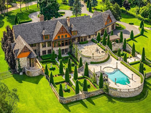 House with pool and garden