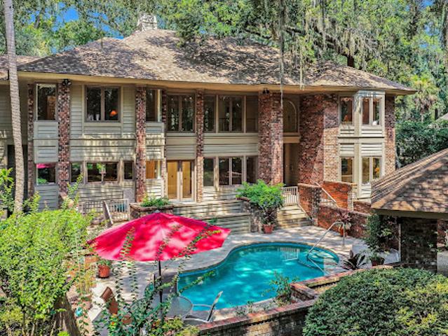 House with pool and garden