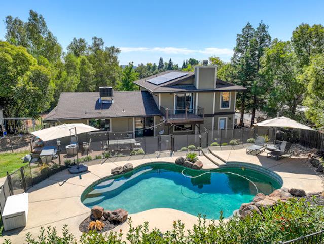 House with pool and garden
