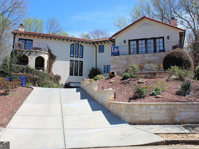 House with pool and garden