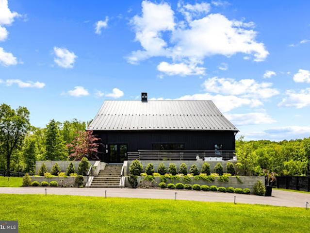House with pool and garden