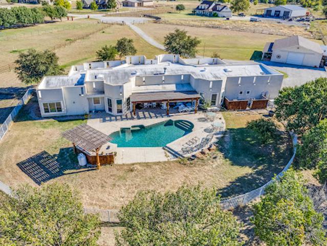 House with pool and garden