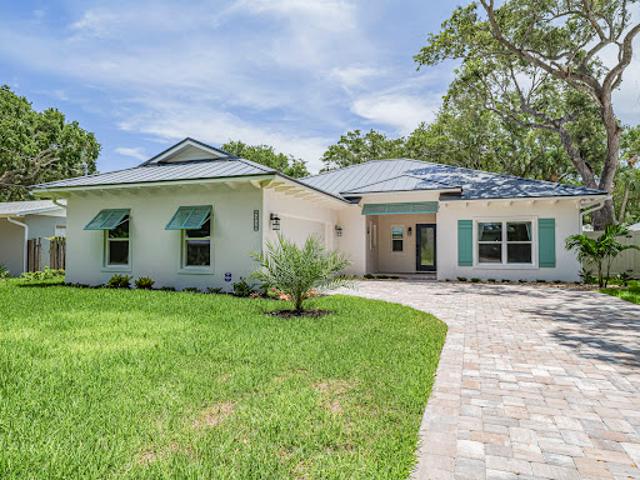 House with pool and garden