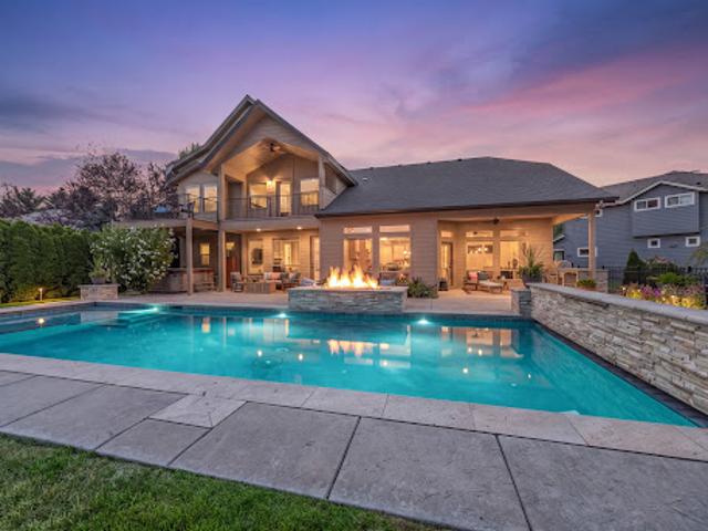 House with pool and garden