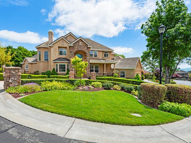 House with pool and garden