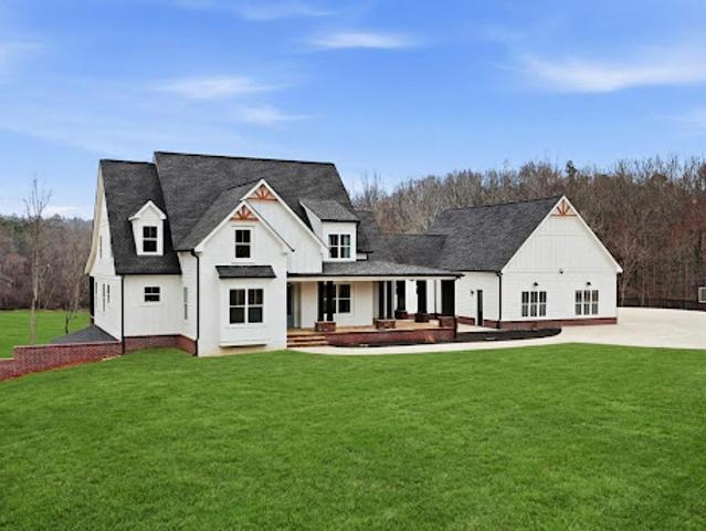 House with pool and garden