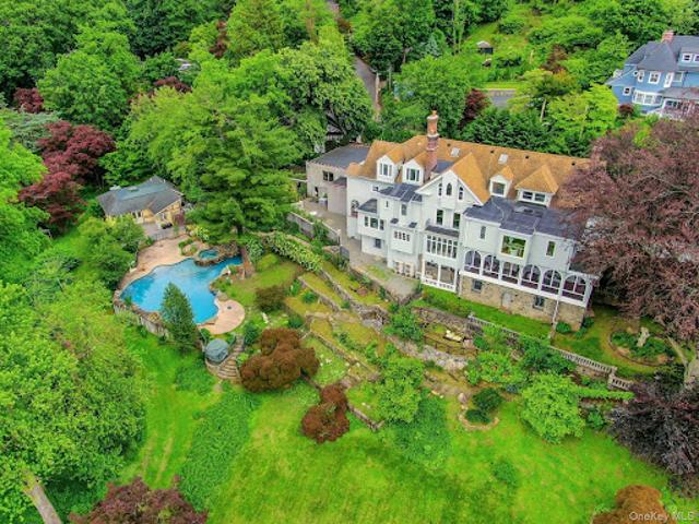 House with pool and garden