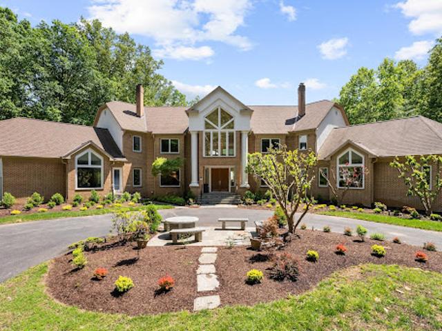 House with pool and garden
