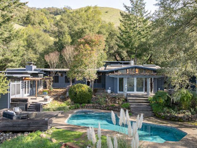 House with pool and garden