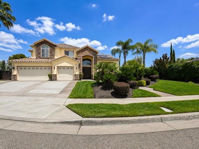 House with pool and garden