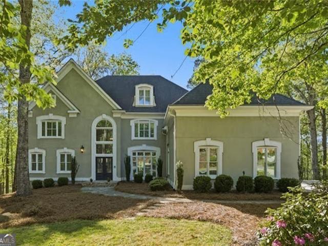 House with pool and garden
