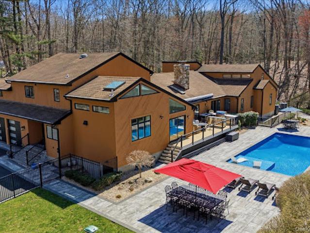 House with pool and garden