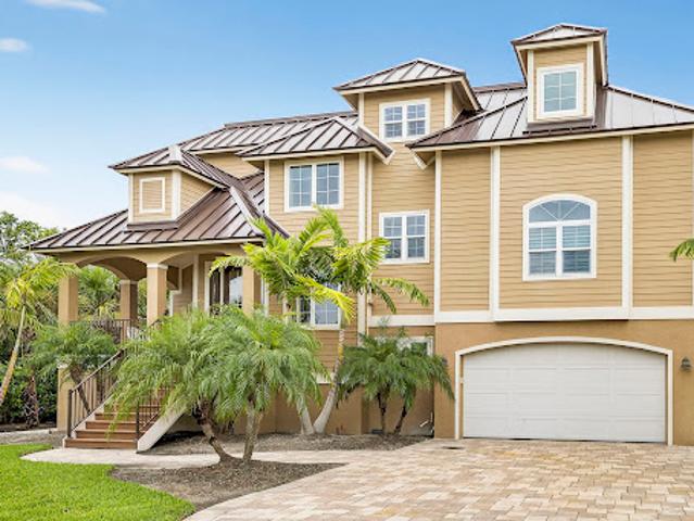 House with pool and garden