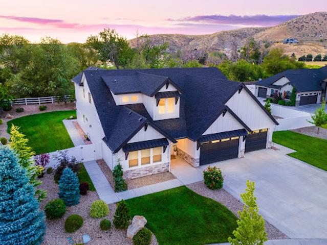 House with pool and garden