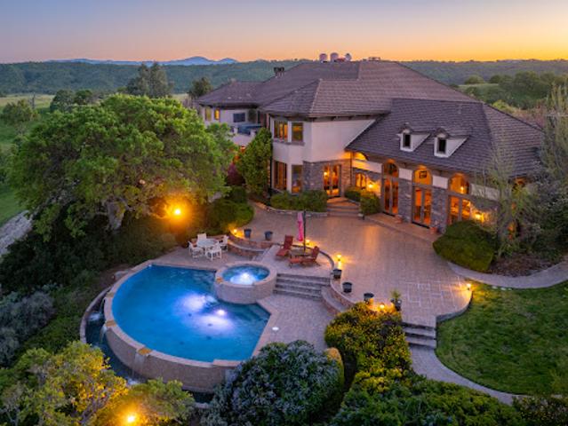 House with pool and garden