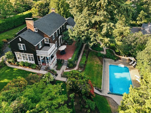 House with pool and garden
