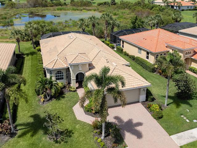 House with pool and garden