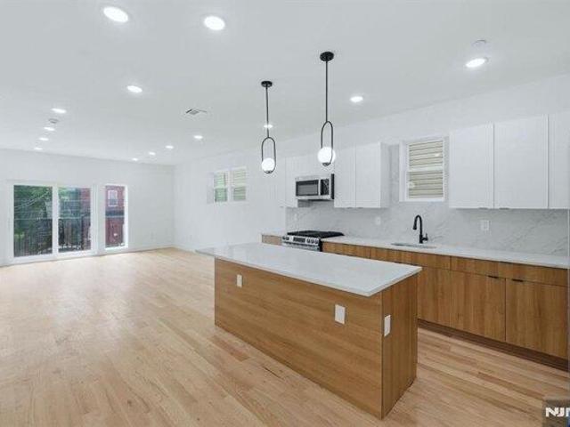 house with 11 bedroom, Newark NJ ES105172221