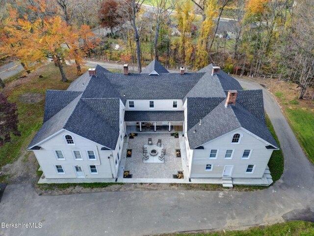 house with 12 bedroom, Lee MA DLS102089381