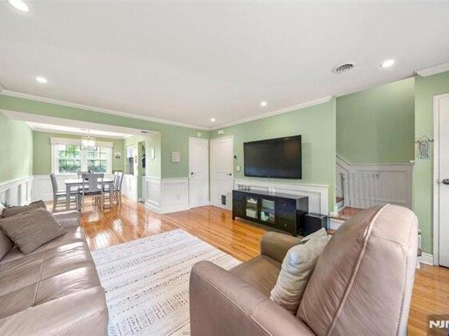 house with 1 bedroom, Teaneck NJ ES105157545