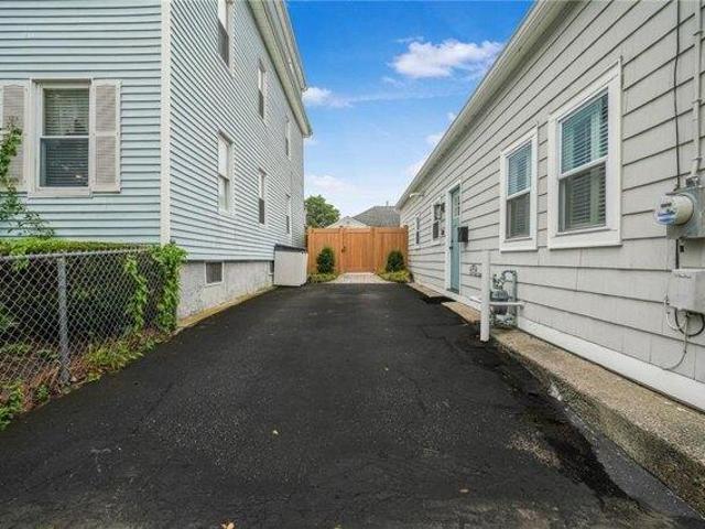 house with 1 bedroom, Bristol RI ES105113771