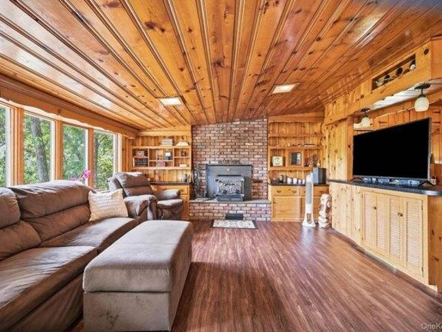 house with 1 bedroom, Greenwood Lake NY ES105204268