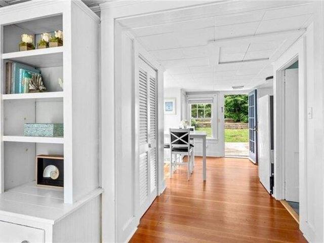 house with 1 bedroom, Portsmouth RI ES105125516
