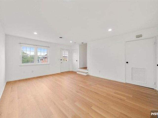 house with 2 bedroom, Teaneck NJ ES105156084