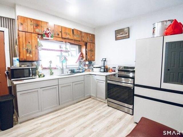 house with 2 bedroom, Waterbury CT ES103434183