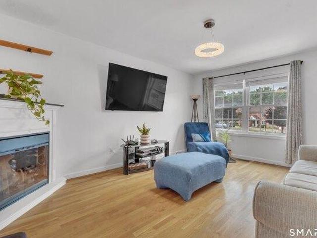 house with 2 bedroom, Waterbury CT ES104112158