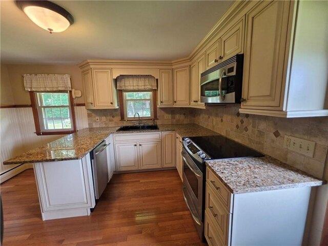 house with 2 bedroom, West Warwick RI ES104901648