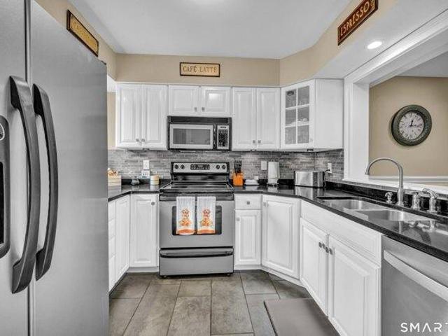 house with 2 bedroom, Woodbury CT ES104848468