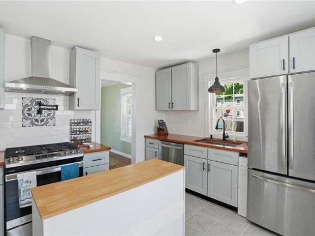 house with 2 bedroom, Barrington RI ES104789359