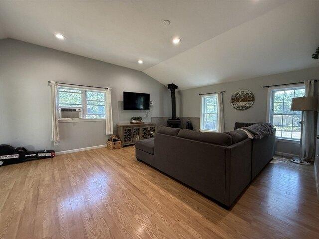 house with 2 bedroom, Carver MA ES105232507