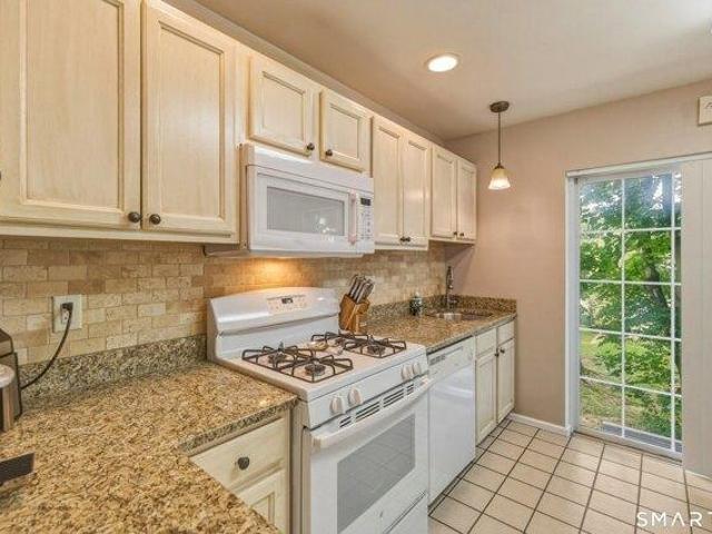 house with 2 bedroom, Danbury CT ES105143005