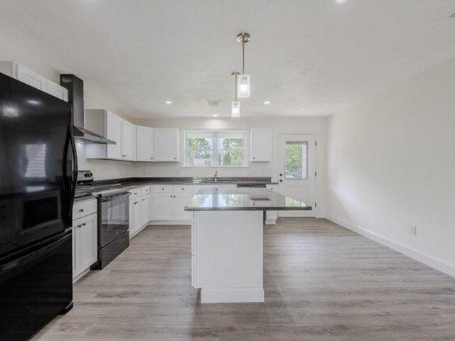 house with 2 bedroom, Dracut MA ES104901505