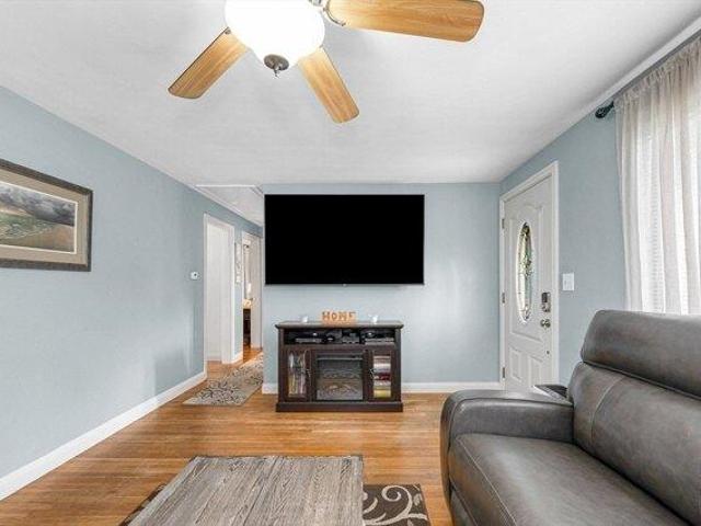 house with 2 bedroom, Dracut MA ES105141170