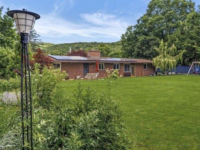 house with 2 bedroom, Easthampton MA DS103774523