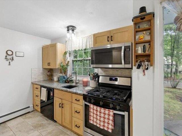 house with 2 bedroom, Hooksett NH ES105093814