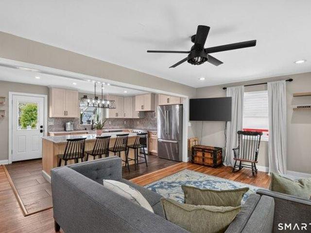 house with 2 bedroom, Milford CT ES104850870