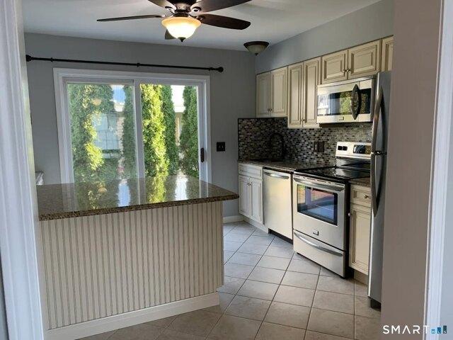 house with 2 bedroom, Milford CT ES105141924
