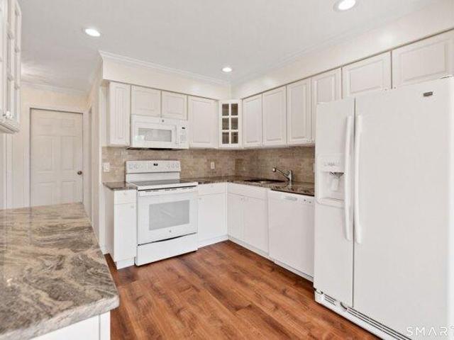 house with 2 bedroom, Milford CT ES103619269