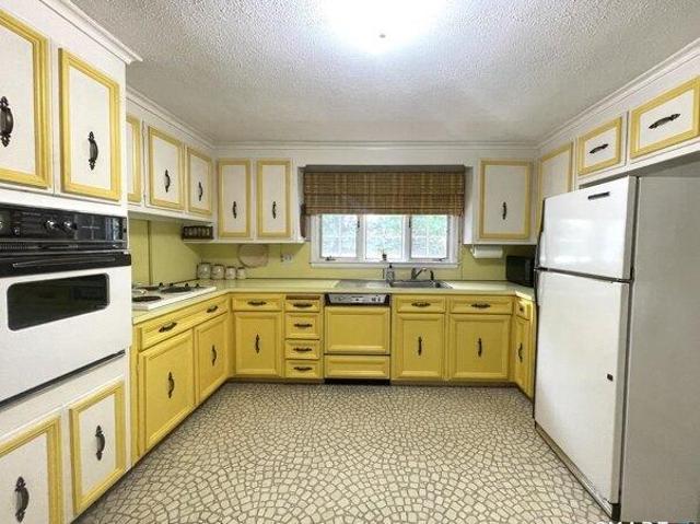 house with 2 bedroom, New Britain CT ES104189013