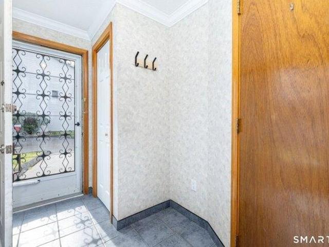 house with 2 bedroom, New Britain CT ES104237350
