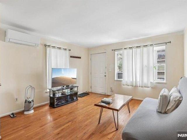 house with 2 bedroom, Newark NJ ES105126397