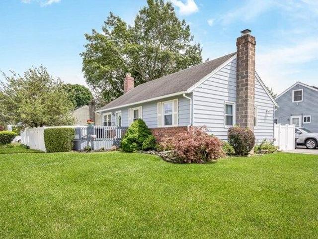 house with 2 bedroom, North Babylon NY DLS92635679