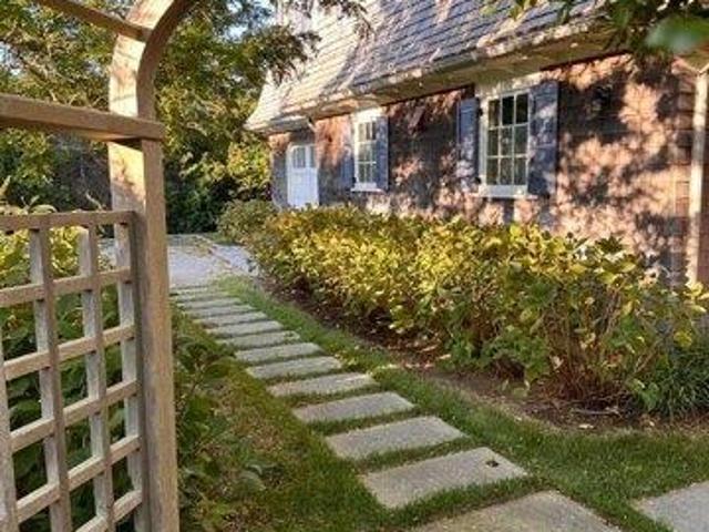 house with 2 bedroom, Oak Bluffs MA ES105126146