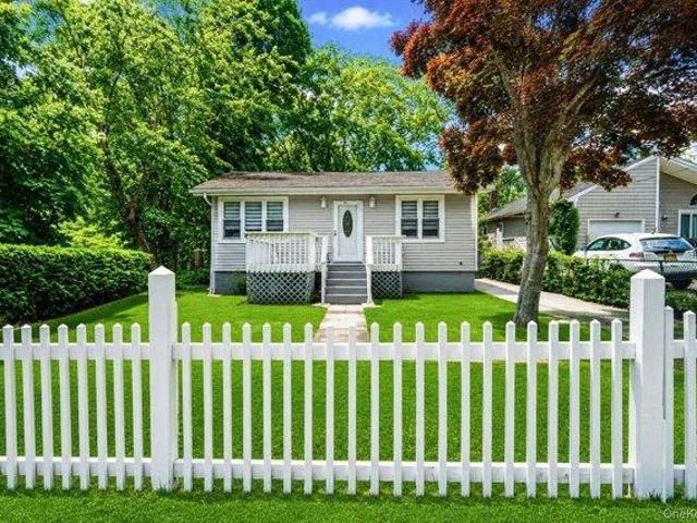 house with 2 bedroom, Shirley NY ES104904055