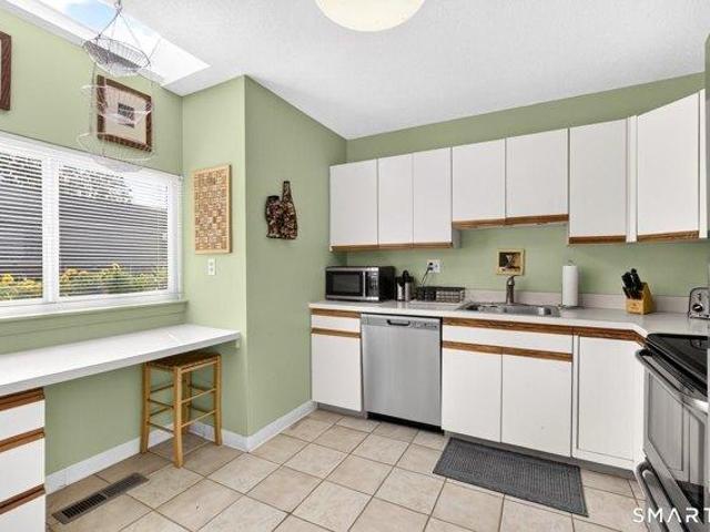 house with 2 bedroom, Simsbury CT ES105158986
